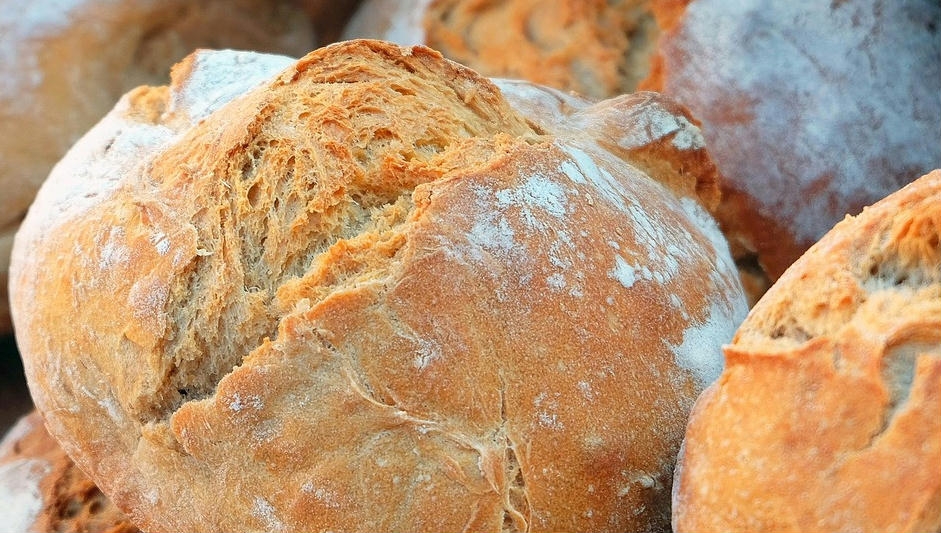 Tradição de cozer pão regressa ao último forno comunitário de Beja ...